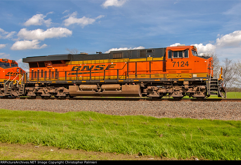 BNSF 7124 Leads Z-WSPALT8-22